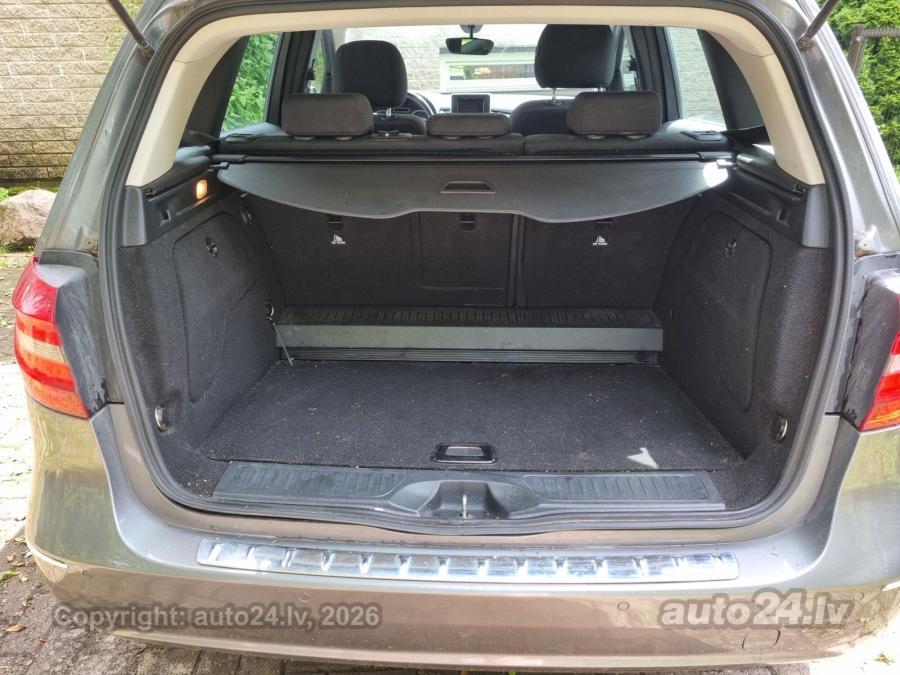 Pelēks Mercedes-Benz B-Class 2013 Tallina, ar dzinēja tilpumu 1.80 L un nobraukumu 163 tūkst. km par 4680 €, foto 9 vietnē AUTOMOTO.COM.LV