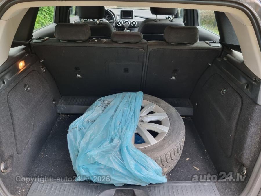 Pelēks Mercedes-Benz B-Class 2013 Tallina, ar dzinēja tilpumu 1.80 L un nobraukumu 163 tūkst. km par 4680 €, foto 11 vietnē AUTOMOTO.COM.LV