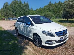 White Mercedes-Benz B Electric Drive 2015 in Ignalina, with an engine capacity of 0.00 L and mileage of 159 thousand km for 5800 €, photo 3 on AUTOMOTO.COM.LV