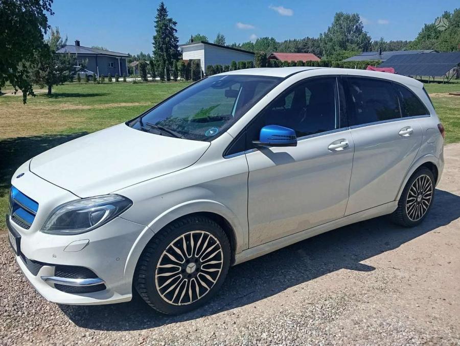 White Mercedes-Benz B Electric Drive 2015 in Ignalina, with an engine capacity of 0.00 L and mileage of 159 thousand km for 5800 €, photo 4 on AUTOMOTO.COM.LV