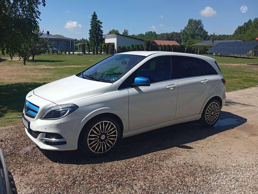 White Mercedes-Benz B Electric Drive 2015 in Ignalina, with an engine capacity of 0.00 L and mileage of 159 thousand km for 5800 €, photo 5 on AUTOMOTO.COM.LV