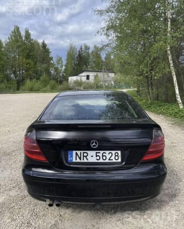 Black Mercedes-Benz C 180 2003 in Riga, with an engine capacity of 2.00 L and mileage of 179 thousand km for 1500 €, photo 2 on AUTOMOTO.COM.LV