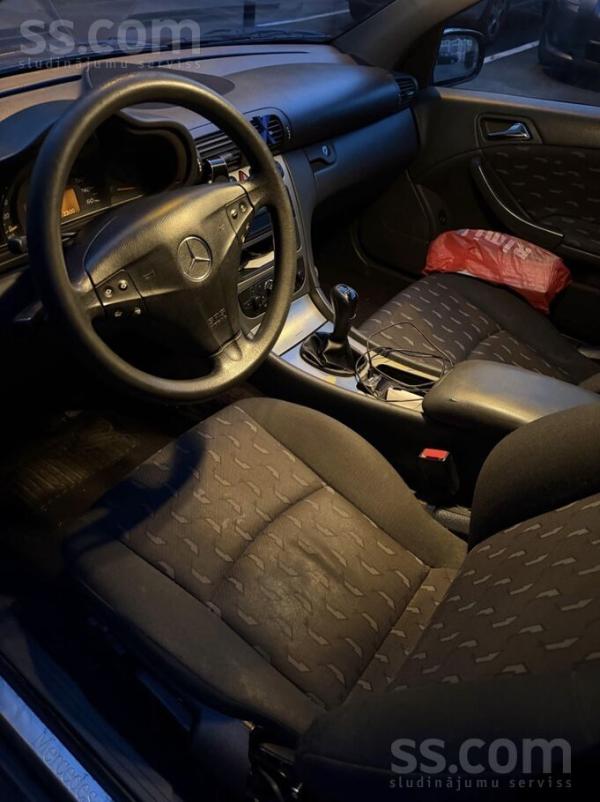 Black Mercedes-Benz C 180 2003 in Riga, with an engine capacity of 2.00 L and mileage of 179 thousand km for 1500 €, photo 3 on AUTOMOTO.COM.LV