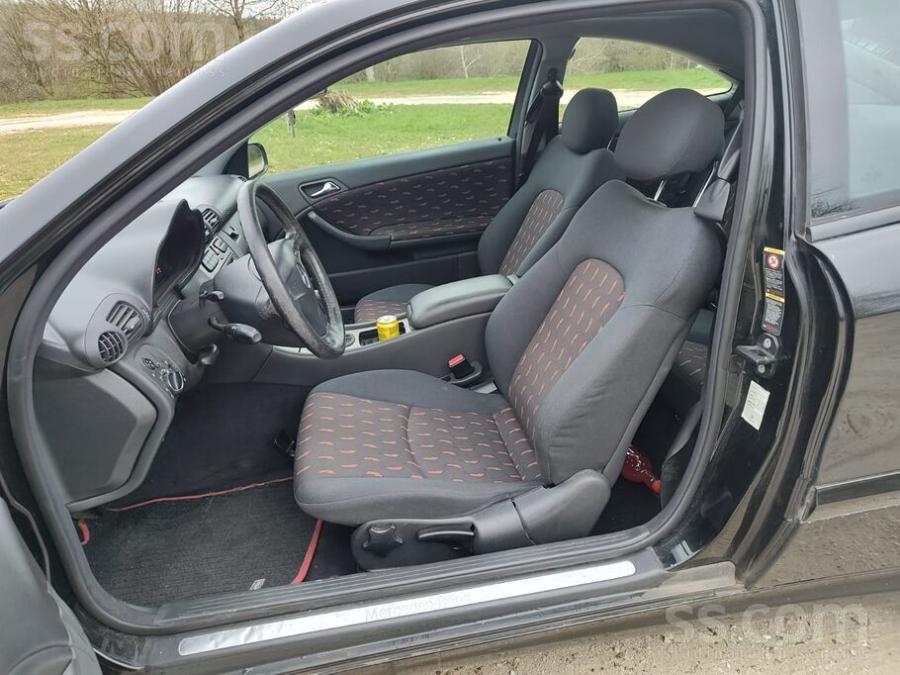 Melns Mercedes-Benz C 180 2003 Tukums, ar dzinēja tilpumu 1.80 L un nobraukumu 206 tūkst. km par 2300 €, foto 7 vietnē AUTOMOTO.COM.LV