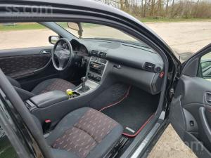 Melns Mercedes-Benz C 180 2003 Tukums, ar dzinēja tilpumu 1.80 L un nobraukumu 206 tūkst. km par 2300 €, foto 8 vietnē AUTOMOTO.COM.LV