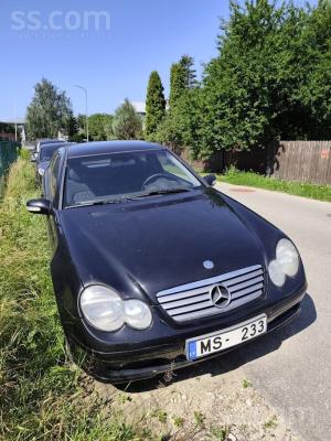 Black Mercedes-Benz C 180 2004 in Riga, with an engine capacity of 1.80 L and mileage of 262 thousand km for 490 €, photo 3 on AUTOMOTO.COM.LV