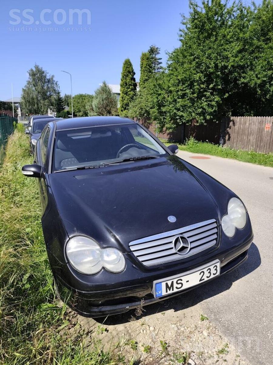 Black Mercedes-Benz C 180 2004 in Riga, with an engine capacity of 1.80 L and mileage of 262 thousand km for 490 €, photo 3 on AUTOMOTO.COM.LV