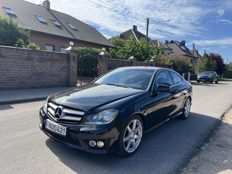 Black Mercedes-Benz C 180 2011 in Kaunas, with an engine capacity of 1.80 L and mileage of 219 thousand km for 7350 €, photo 1 on AUTOMOTO.COM.LV