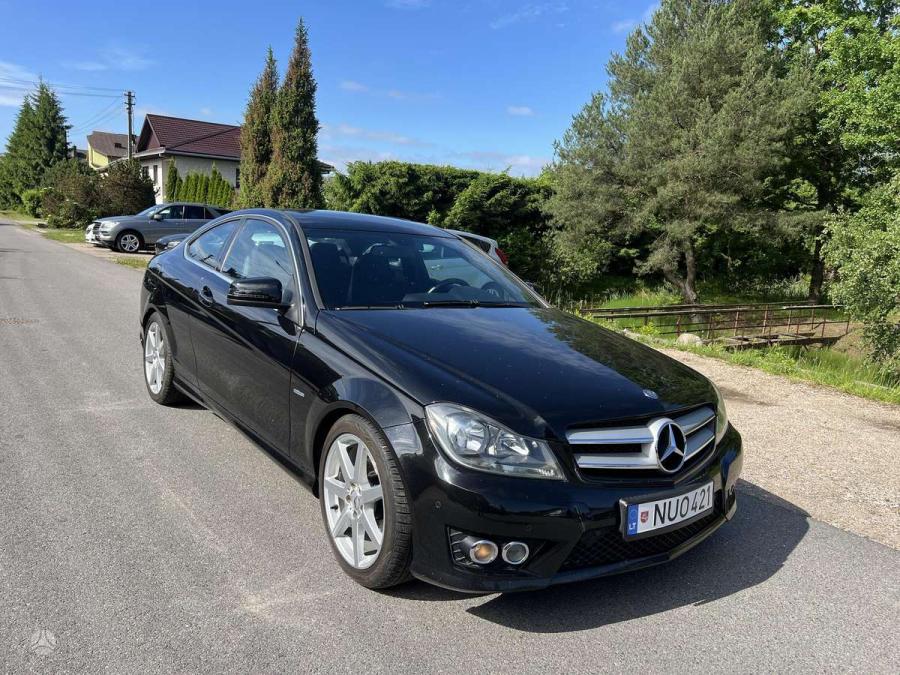 Black Mercedes-Benz C 180 2011 in Kaunas, with an engine capacity of 1.80 L and mileage of 219 thousand km for 7350 €, photo 3 on AUTOMOTO.COM.LV