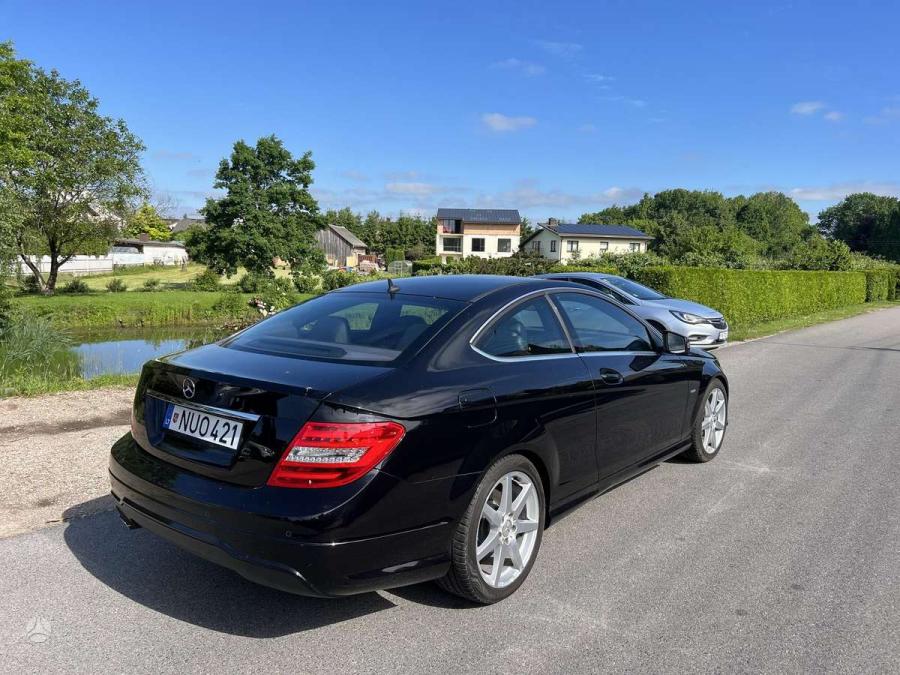 Black Mercedes-Benz C 180 2011 in Kaunas, with an engine capacity of 1.80 L and mileage of 219 thousand km for 7350 €, photo 5 on AUTOMOTO.COM.LV
