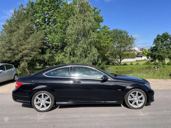 Black Mercedes-Benz C 180 2011 in Kaunas, with an engine capacity of 1.80 L and mileage of 219 thousand km for 7350 €, photo 5 on AUTOMOTO.COM.LV
