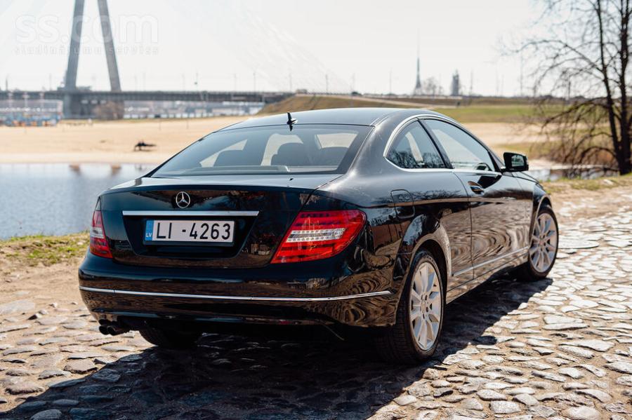 Black Mercedes-Benz C 180 2012 in Riga, with an engine capacity of 1.80 L and mileage of 151 thousand km for 9400 €, photo 3 on AUTOMOTO.COM.LV