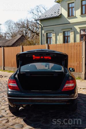 Black Mercedes-Benz C 180 2012 in Riga, with an engine capacity of 1.80 L and mileage of 151 thousand km for 9400 €, photo 5 on AUTOMOTO.COM.LV