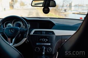 Black Mercedes-Benz C 180 2012 in Riga, with an engine capacity of 1.80 L and mileage of 151 thousand km for 9400 €, photo 6 on AUTOMOTO.COM.LV