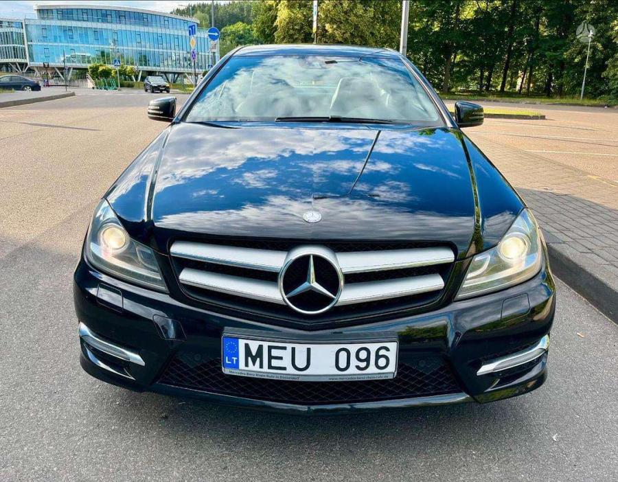 Black Mercedes-Benz C 180 2013 in Vilnius, with an engine capacity of 1.60 L and mileage of 196 thousand km for 10200 €, photo 2 on AUTOMOTO.COM.LV