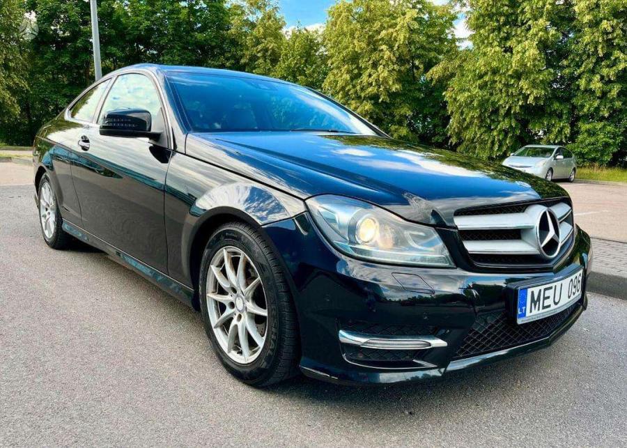 Black Mercedes-Benz C 180 2013 in Vilnius, with an engine capacity of 1.60 L and mileage of 196 thousand km for 10200 €, photo 3 on AUTOMOTO.COM.LV