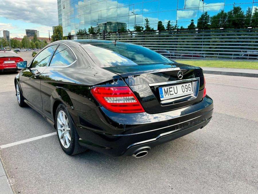 Black Mercedes-Benz C 180 2013 in Vilnius, with an engine capacity of 1.60 L and mileage of 196 thousand km for 10200 €, photo 8 on AUTOMOTO.COM.LV