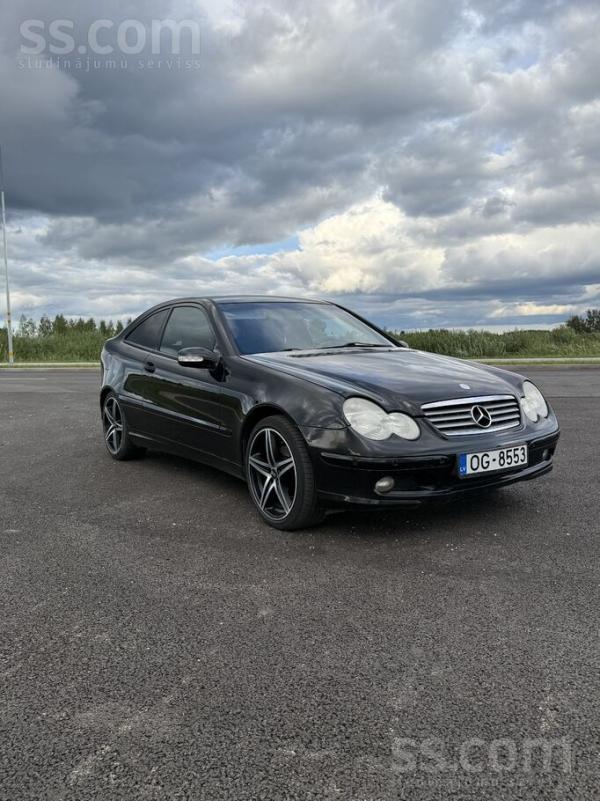 Mercedes-Benz C 180 2002 in Jelgava on AUTOMOTO.COM.LV Black Mercedes-Benz C 180 2002 in Jelgava, with an engine capacity of 2.00 L and mileage of 230 thousand km for 2799 €, photo 3 on AUTOMOTO.COM.LV