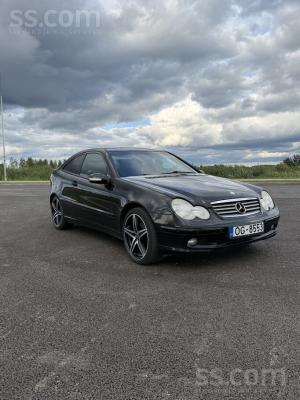 Black Mercedes-Benz C 180 2002 in Jelgava, with an engine capacity of 2.00 L and mileage of 230 thousand km for 2799 €, photo 3 on AUTOMOTO.COM.LV