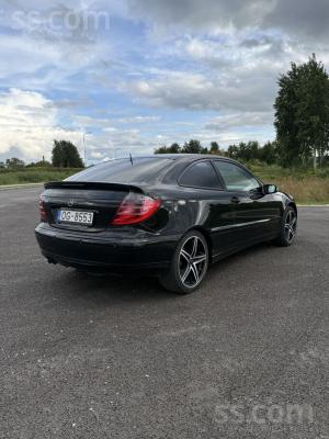Black Mercedes-Benz C 180 2002 in Jelgava, with an engine capacity of 2.00 L and mileage of 230 thousand km for 2799 €, photo 4 on AUTOMOTO.COM.LV