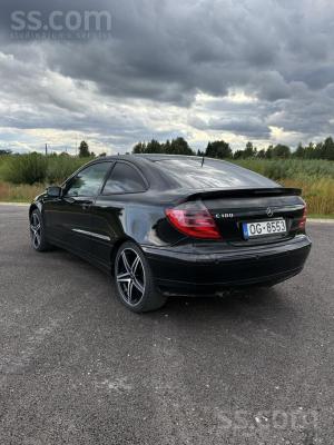 Black Mercedes-Benz C 180 2002 in Jelgava, with an engine capacity of 2.00 L and mileage of 230 thousand km for 2799 €, photo 6 on AUTOMOTO.COM.LV
