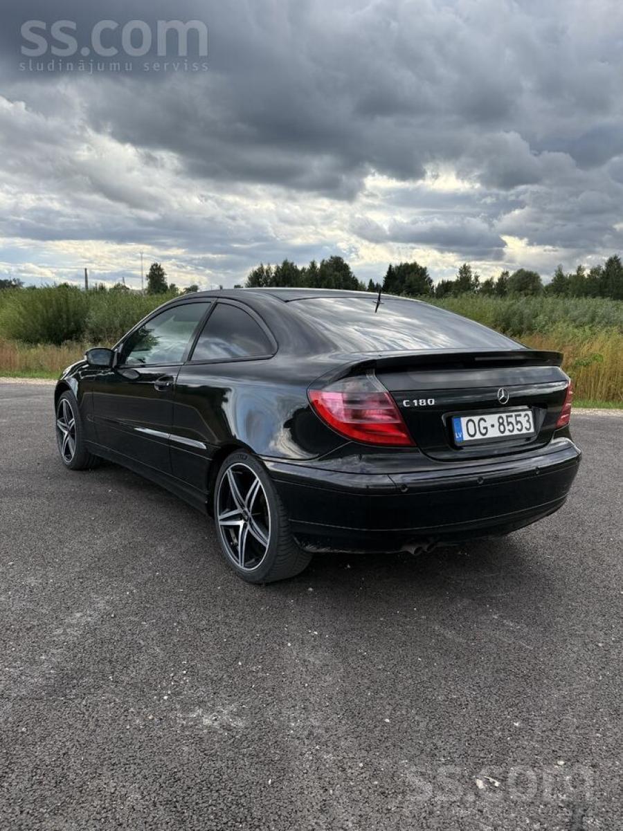 Black Mercedes-Benz C 180 2002 in Jelgava, with an engine capacity of 2.00 L and mileage of 230 thousand km for 2799 €, photo 6 on AUTOMOTO.COM.LV
