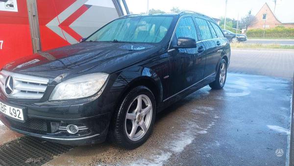 Black Mercedes-Benz C 180 2009 in Kaunas, with an engine capacity of 1.80 L and mileage of 330 thousand km for 3250 €, photo 2 on AUTOMOTO.COM.LV