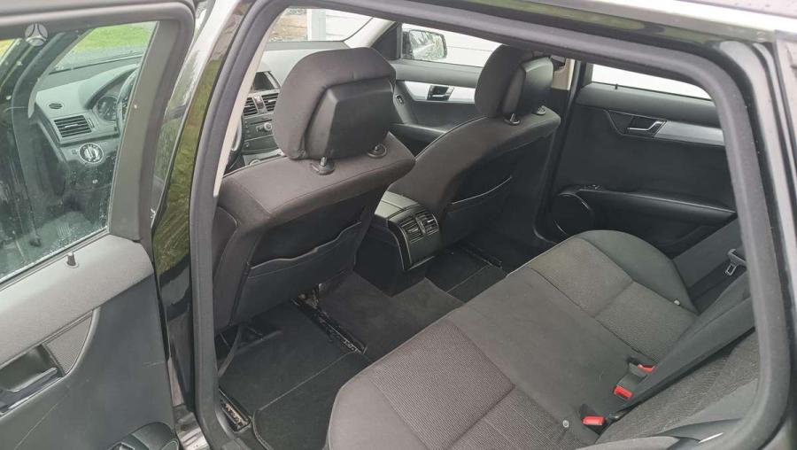 Black Mercedes-Benz C 180 2009 in Kaunas, with an engine capacity of 1.80 L and mileage of 330 thousand km for 3250 €, photo 9 on AUTOMOTO.COM.LV