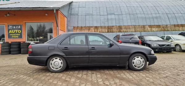 Black Mercedes-Benz C 180 1993 in Valmiera, with an engine capacity of 1.80 L and mileage of 259 thousand km for 1000 €, photo 2 on AUTOMOTO.COM.LV