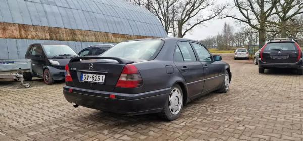 Black Mercedes-Benz C 180 1993 in Valmiera, with an engine capacity of 1.80 L and mileage of 259 thousand km for 1000 €, photo 3 on AUTOMOTO.COM.LV