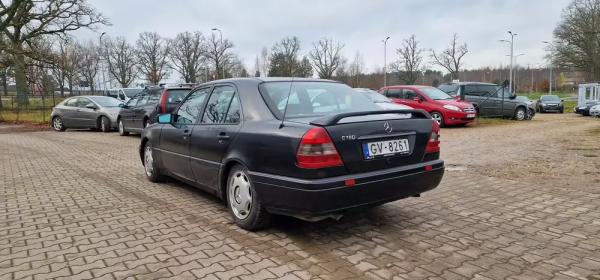 Black Mercedes-Benz C 180 1993 in Valmiera, with an engine capacity of 1.80 L and mileage of 259 thousand km for 1000 €, photo 4 on AUTOMOTO.COM.LV