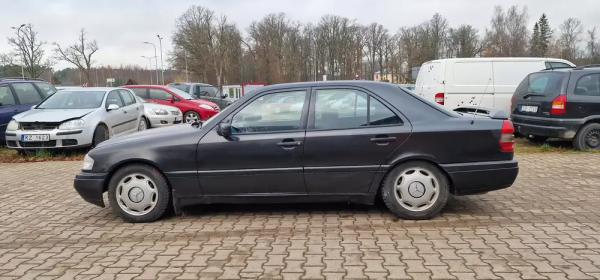 Black Mercedes-Benz C 180 1993 in Valmiera, with an engine capacity of 1.80 L and mileage of 259 thousand km for 1000 €, photo 5 on AUTOMOTO.COM.LV