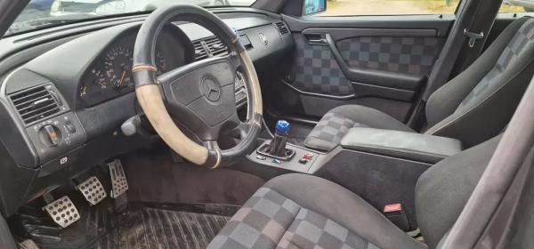 Black Mercedes-Benz C 180 1993 in Valmiera, with an engine capacity of 1.80 L and mileage of 259 thousand km for 1000 €, photo 8 on AUTOMOTO.COM.LV