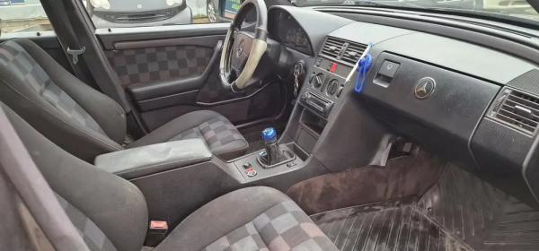 Black Mercedes-Benz C 180 1993 in Valmiera, with an engine capacity of 1.80 L and mileage of 259 thousand km for 1000 €, photo 9 on AUTOMOTO.COM.LV