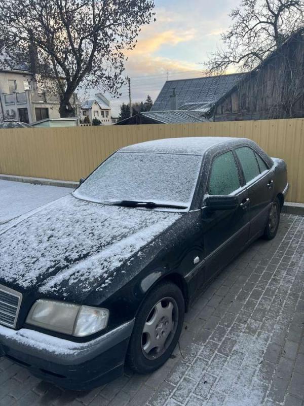Black Mercedes-Benz C 180 2000 in Kaunas, with an engine capacity of 0.00 L and mileage of 200 thousand km for 2000 €, photo 1 on AUTOMOTO.COM.LV