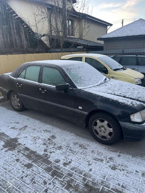 Black Mercedes-Benz C 180 2000 in Kaunas, with an engine capacity of 0.00 L and mileage of 200 thousand km for 2000 €, photo 2 on AUTOMOTO.COM.LV