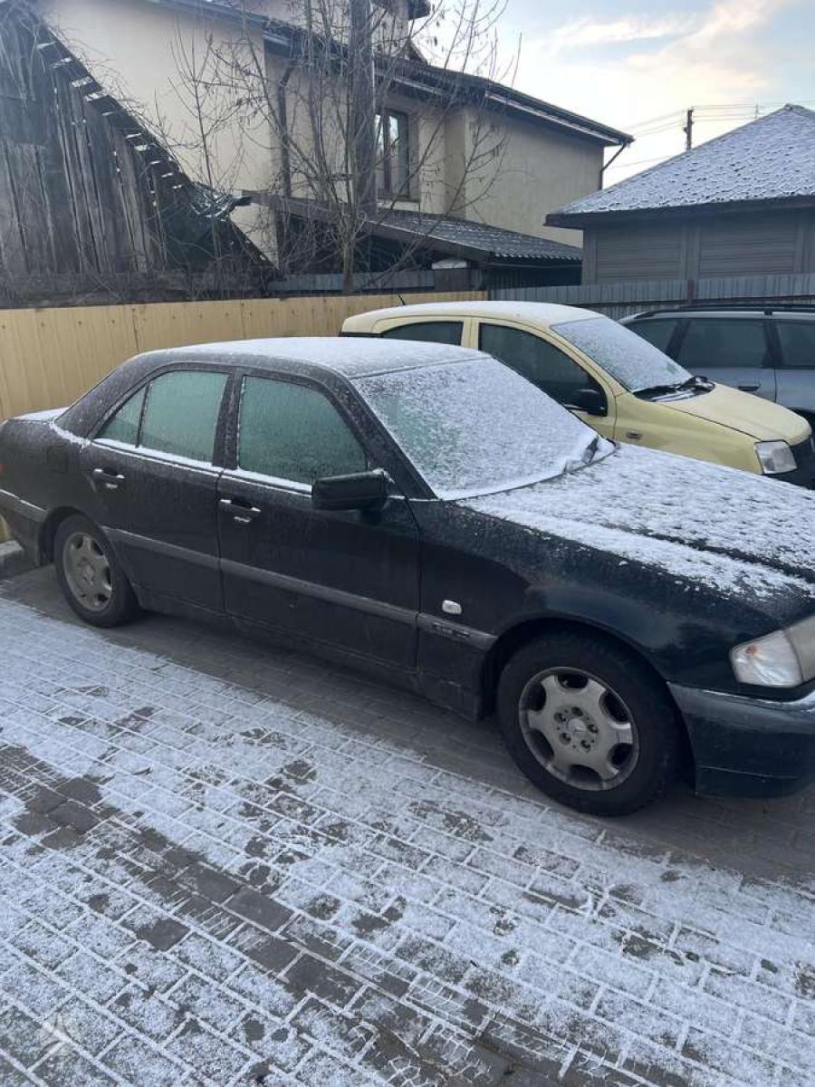 Black Mercedes-Benz C 180 2000 in Kaunas, with an engine capacity of 0.00 L and mileage of 200 thousand km for 2000 €, photo 2 on AUTOMOTO.COM.LV