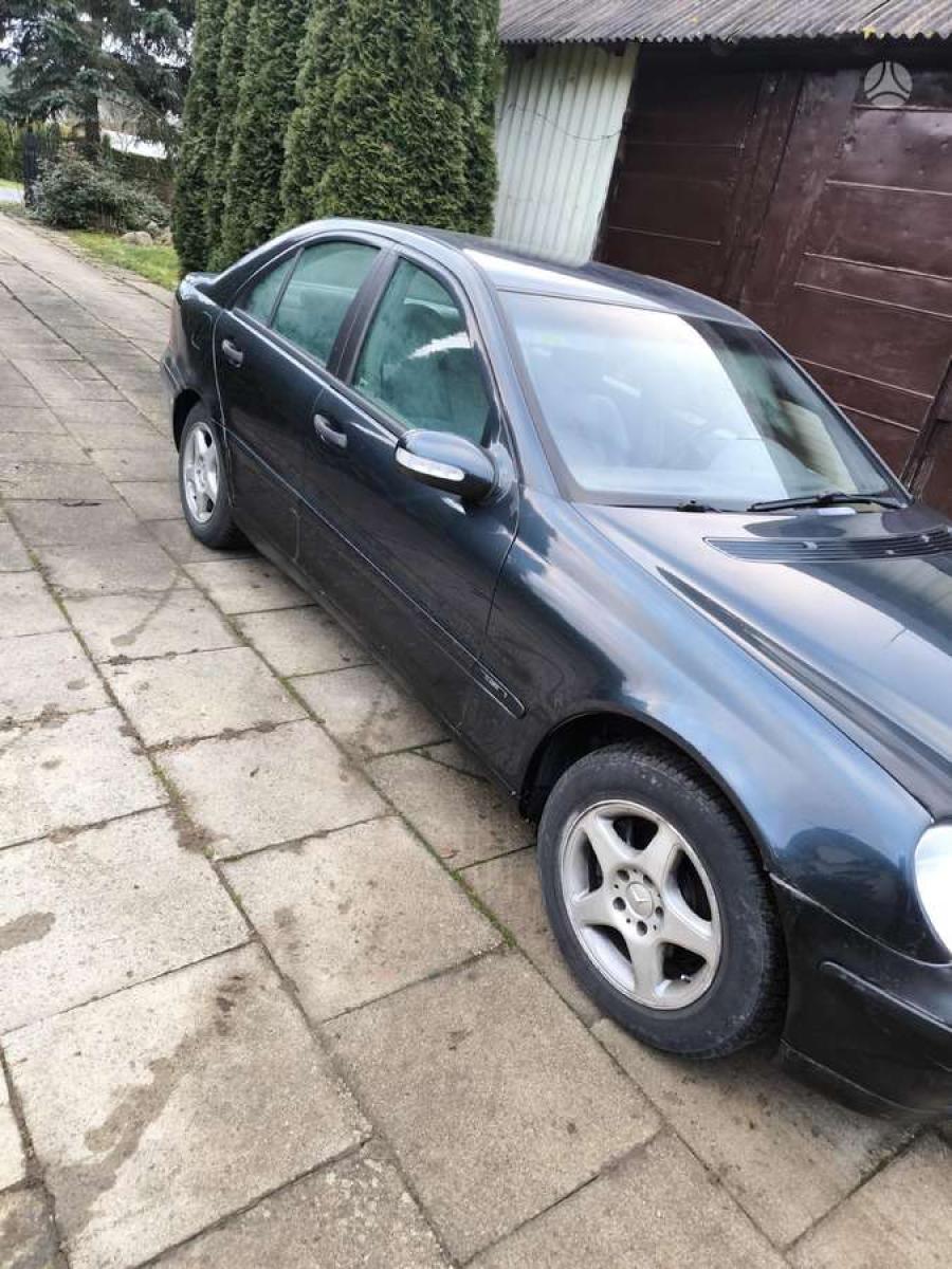 Black Mercedes-Benz C 180 2003 in Mazeikiai, with an engine capacity of 0.00 L and mileage of 237 thousand km for 1100 €, photo 3 on AUTOMOTO.COM.LV