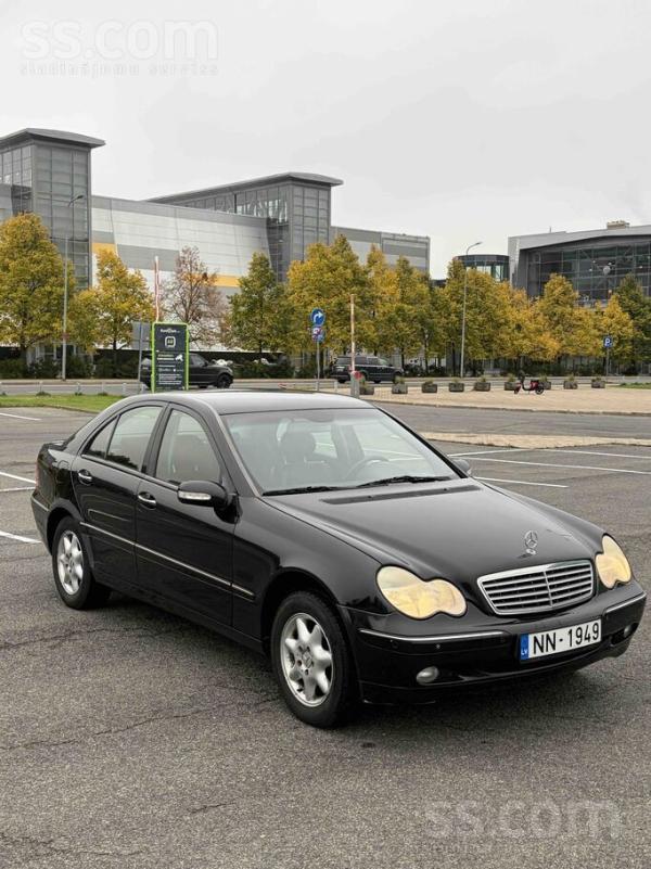 Черный Мерседес Ц 180 2003 в Рига, объемом двигателя 1.80 л и пробегом 250 тыс. км за 2599 €, фото 1 на AUTOMOTO.COM.LV