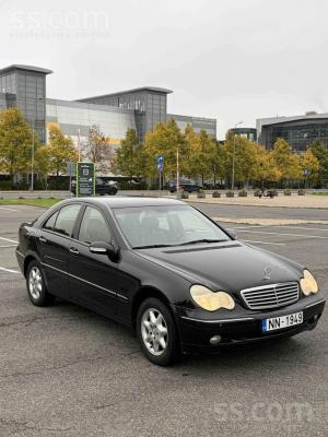 Черный Мерседес Ц 180 2003 в Рига, объемом двигателя 1.80 л и пробегом 250 тыс. км за 2599 €, фото  на AUTOMOTO.COM.LV