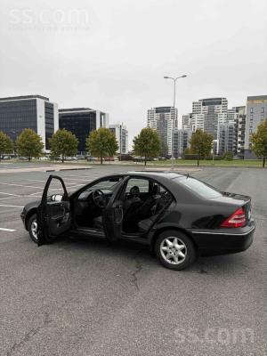 Melns Mercedes-Benz C 180 2003 Rīga, ar dzinēja tilpumu 1.80 L un nobraukumu 250 tūkst. km par 2599 €, foto 4 vietnē AUTOMOTO.COM.LV