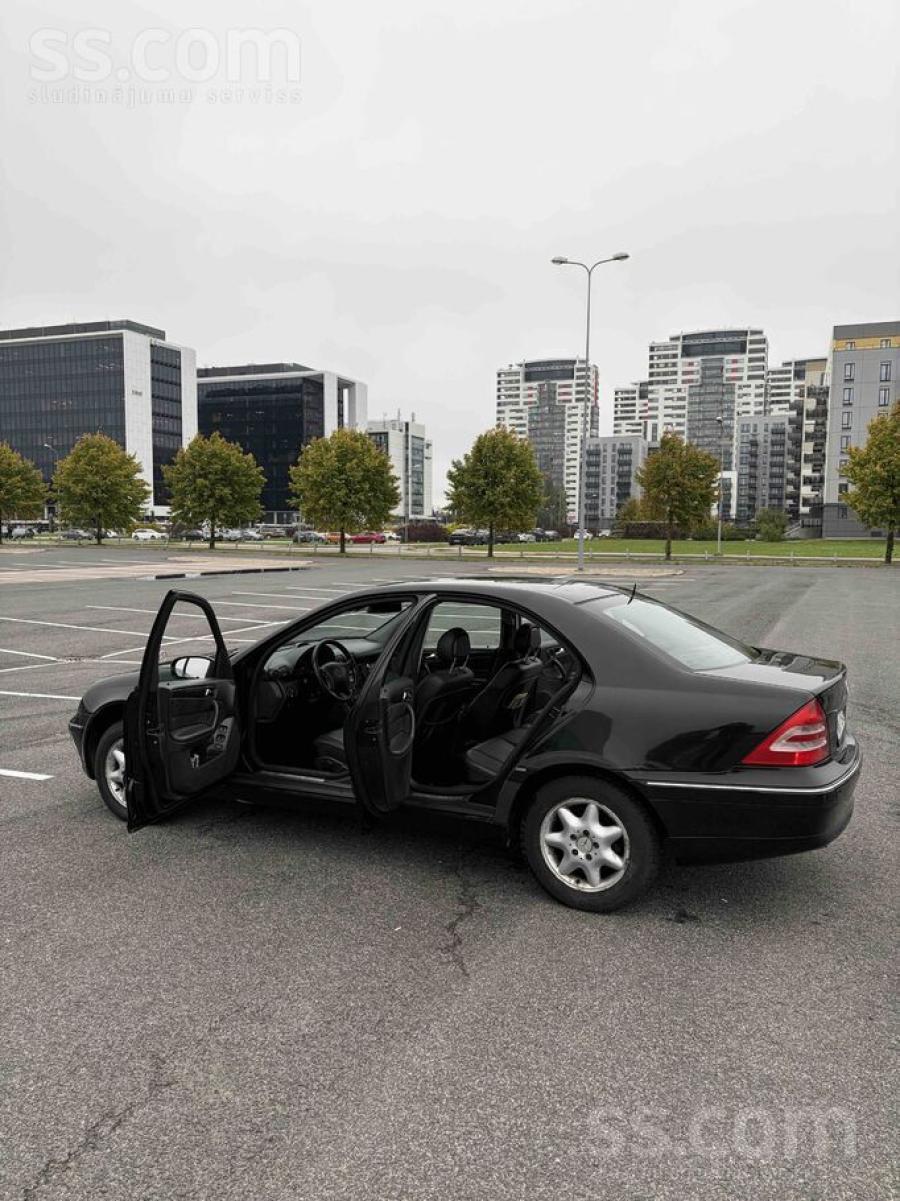 Melns Mercedes-Benz C 180 2003 Rīga, ar dzinēja tilpumu 1.80 L un nobraukumu 250 tūkst. km par 2599 €, foto 4 vietnē AUTOMOTO.COM.LV