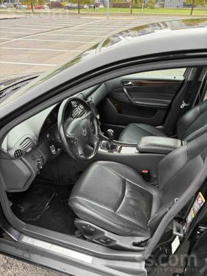 Melns Mercedes-Benz C 180 2003 Rīga, ar dzinēja tilpumu 1.80 L un nobraukumu 250 tūkst. km par 2599 €, foto 5 vietnē AUTOMOTO.COM.LV