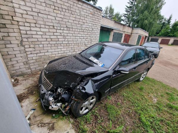 Melns Mercedes-Benz C 180 2006 Viļņa, ar dzinēja tilpumu 1.80 L un nobraukumu 340 tūkst. km par 600 €, foto 2 vietnē AUTOMOTO.COM.LV