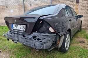 Черный Мерседес Ц 180 2006 в Вильнюс, объемом двигателя 1.80 л и пробегом 340 тыс. км за 600 €, фото 4 на AUTOMOTO.COM.LV