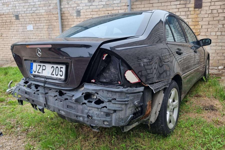 Черный Мерседес Ц 180 2006 в Вильнюс, объемом двигателя 1.80 л и пробегом 340 тыс. км за 600 €, фото 4 на AUTOMOTO.COM.LV