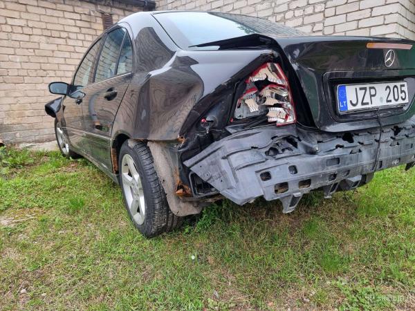 Melns Mercedes-Benz C 180 2006 Viļņa, ar dzinēja tilpumu 1.80 L un nobraukumu 340 tūkst. km par 600 €, foto 5 vietnē AUTOMOTO.COM.LV