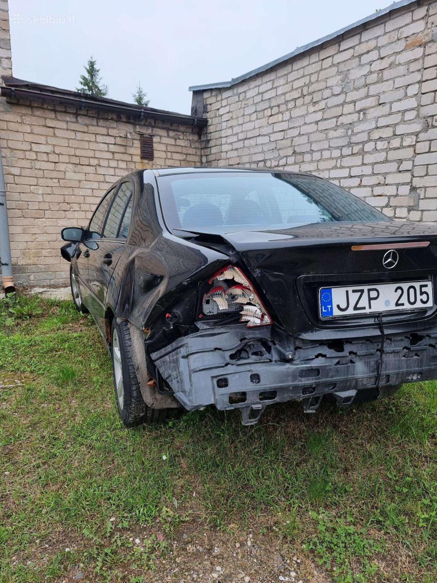 Черный Мерседес Ц 180 2006 в Вильнюс, объемом двигателя 1.80 л и пробегом 340 тыс. км за 600 €, фото 7 на AUTOMOTO.COM.LV