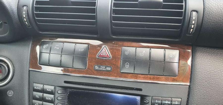 Black Mercedes-Benz C 180 2006 in Vilnius, with an engine capacity of 0.00 L and mileage of 261 thousand km for 3500 €, photo 10 on AUTOMOTO.COM.LV