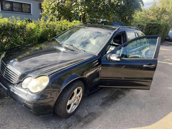 Black Mercedes-Benz C 180 2003 in Kaunas, with an engine capacity of 1.80 L and mileage of 340 thousand km for 800 €, photo 1 on AUTOMOTO.COM.LV